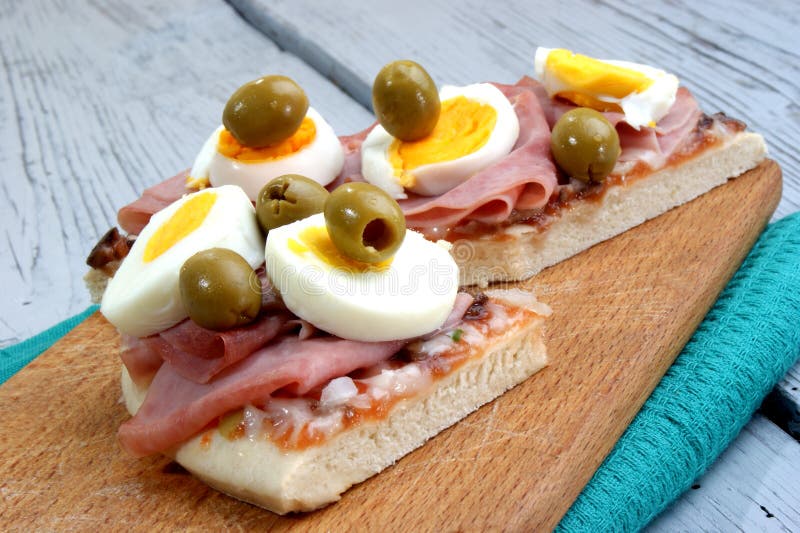 Pizza Con Il Prosciutto, L'uovo E Una Certa Oliva Immagine Stock ...