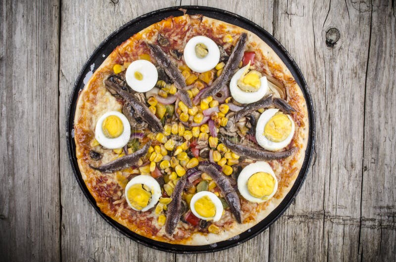 Pizza con uovo e acciughe fotografia stock. Immagine di ingredienti ...
