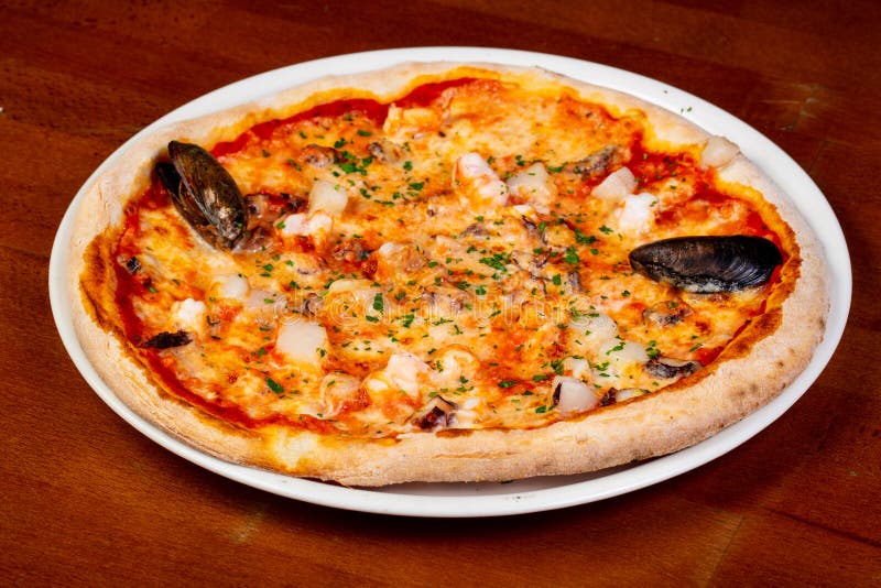 Pizza con los mariscos imagen de archivo. Imagen de queso - 129636441