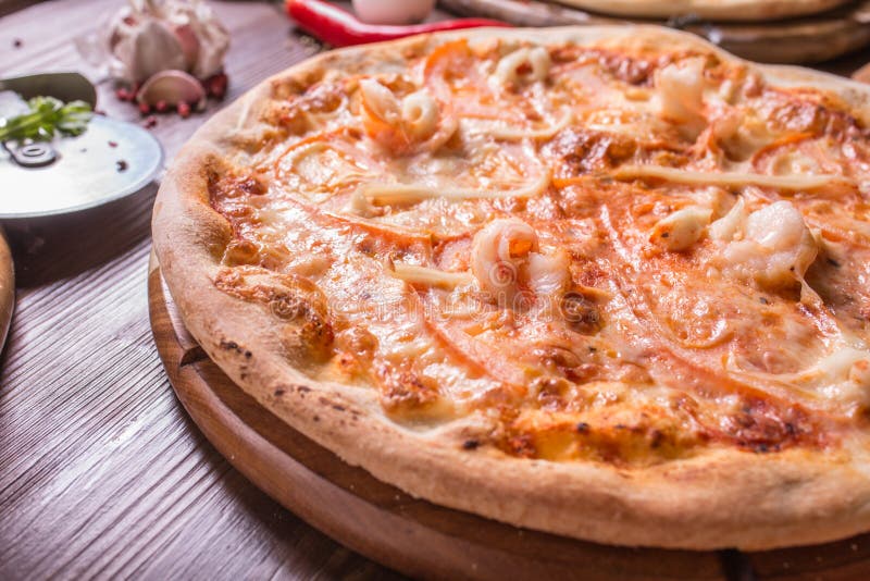 Pizza Con Los Mariscos Y El Queso, Salchichones Imagen de archivo ...
