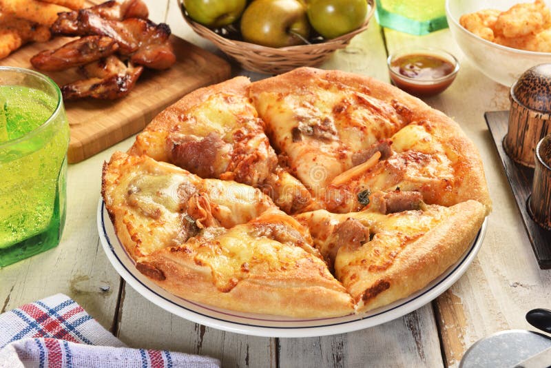 Pizza Coreana Del Cerdo Del Kimchi Foto de archivo - Imagen de corte ...