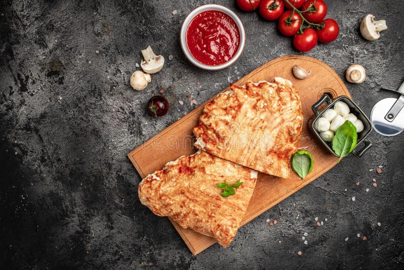 Pizza De Calzone Con Tomates Mozzarella Hongos Y Albahaca Fresca Pizzas Vegetarianas Italianas