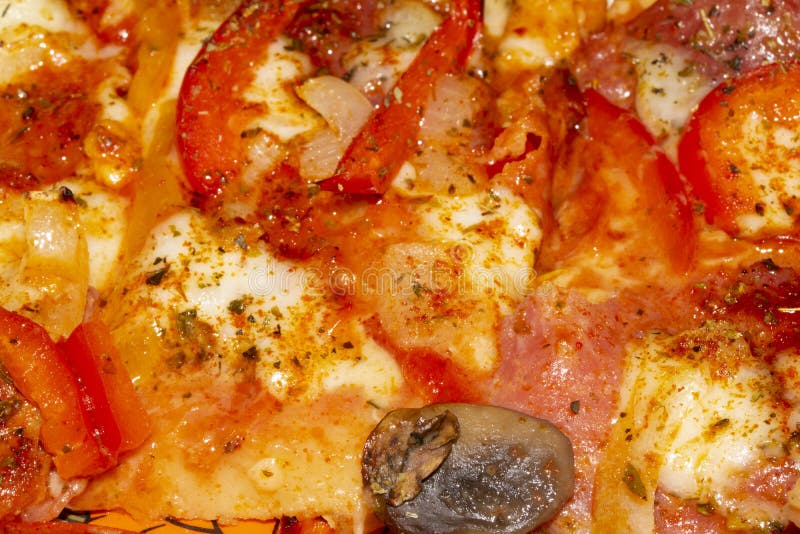 Pizza De Carne De Queijo E Pimentos Com Ervas Foto de Stock - Imagem de ...