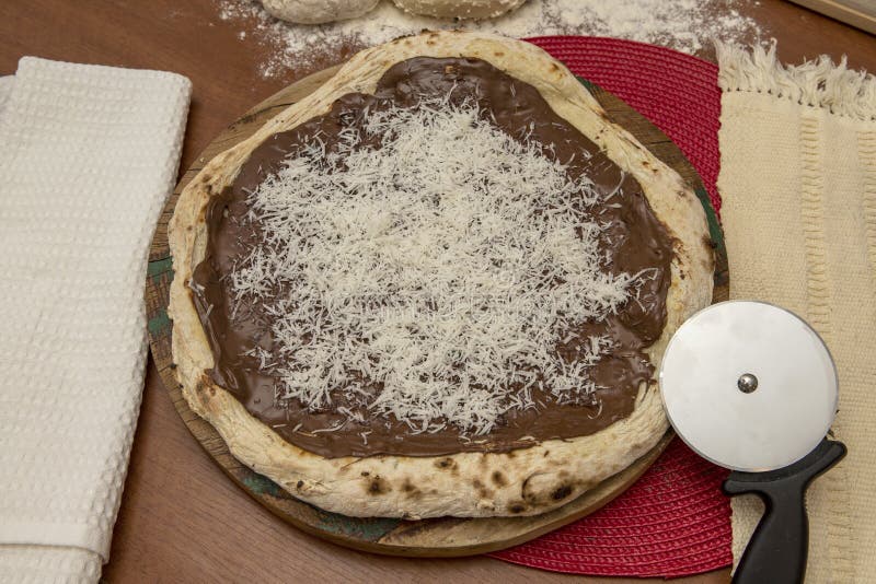 Pizza De Chocolate Y Coco Rallado Foto de archivo - Imagen de postre ...