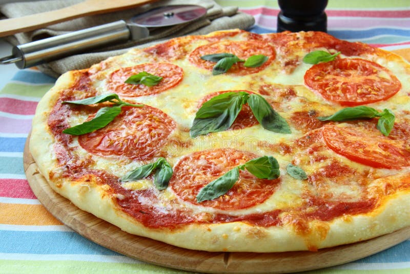 Pizza De Margaritta Avec Les Tomates Et Le Fromage De Basilic Image