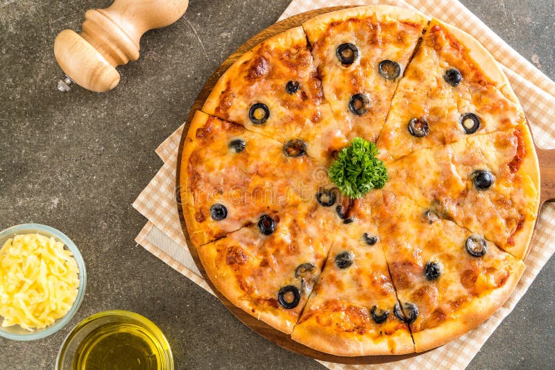 Pizza De Pepperoni Com Azeitona Foto de Stock - Imagem de cozinhado ...