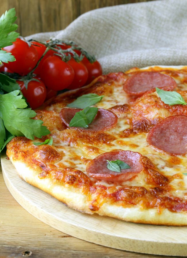 Pizza De Pepperoni Com Molho E Ervas De Tomate Foto de Stock - Imagem ...