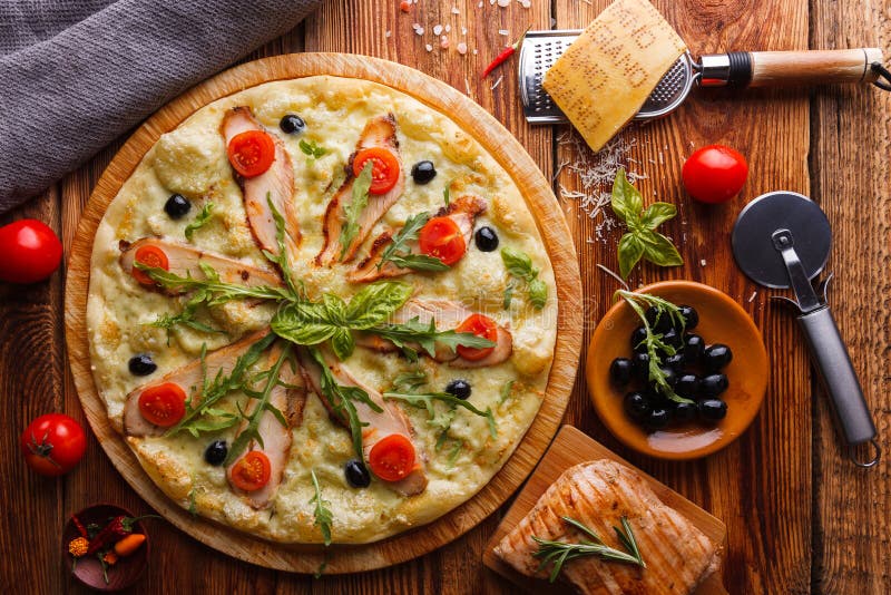 Pizza del pollo imagen de archivo. Imagen de madera - 100395643