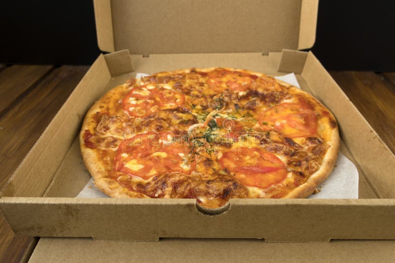 Pizza in doos stock foto. Image of italiaans, italië - 103381104