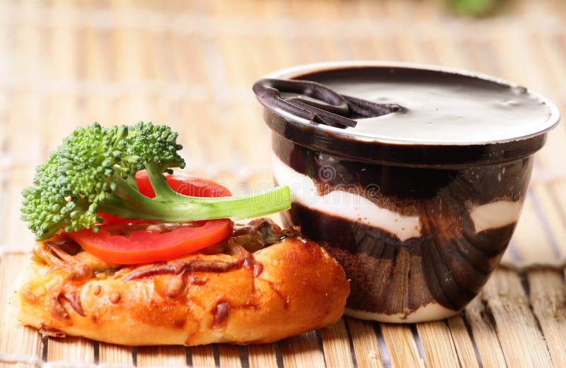 Pizza e pudim imagem de stock. Imagem de vegetariano - 18119955