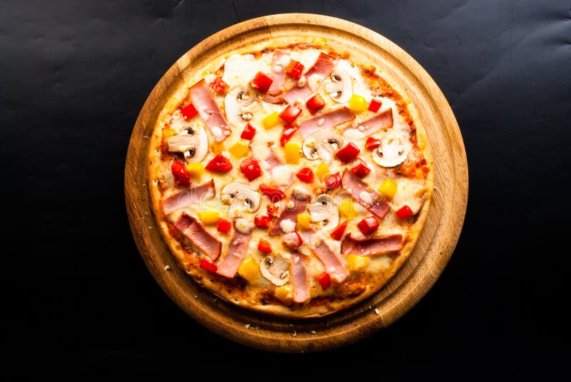 Pizza en el tablero imagen de archivo. Imagen de tablero - 62013437