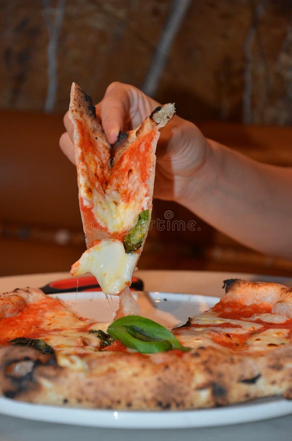 Pizza En Horno De Pizza De 400 Grados Estilo Italiano Imagen de archivo ...