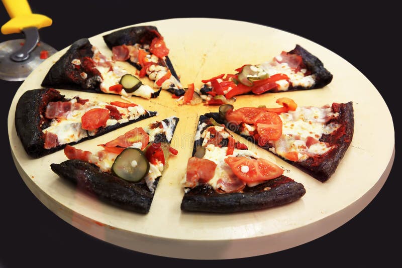 Pizza De Masa Negra Servida En Tablero De Madera Con Especias Cúrmicas ...