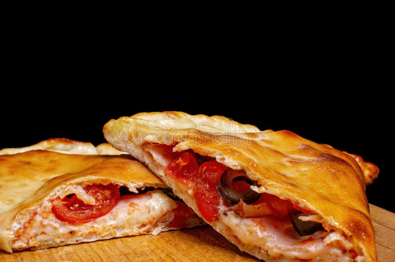 Pizza fechada calzone imagem de stock. Imagem de gourmet - 240381473