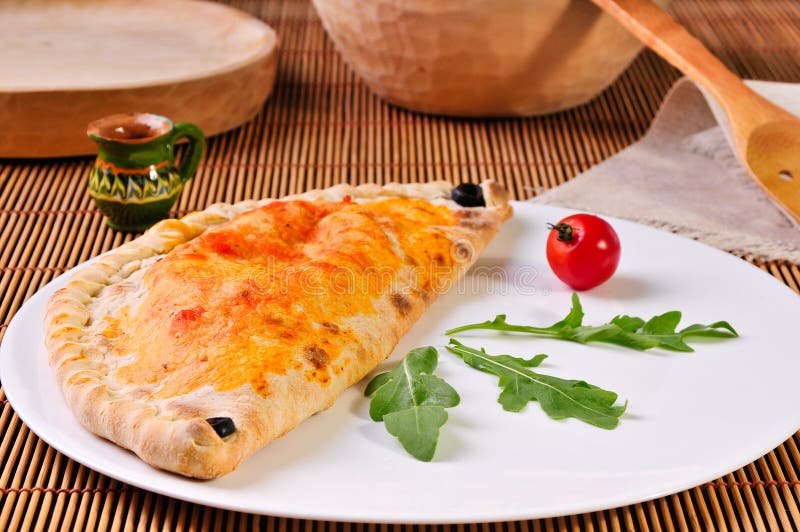 Pizza Fechada Italiana Na Tabela Imagem de Stock - Imagem de pimenta ...