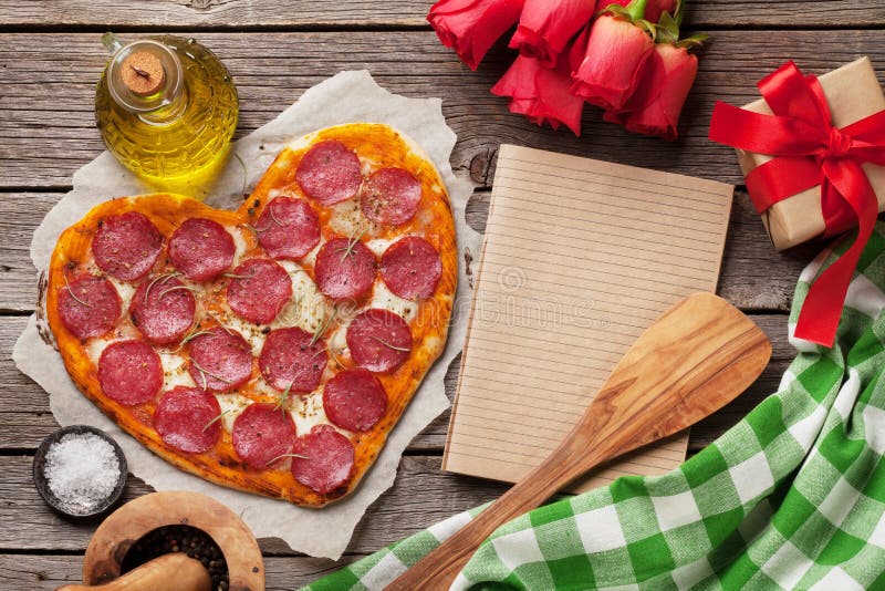Pizza a forma di del cuore fotografia stock. Immagine di simbolo - 4255576