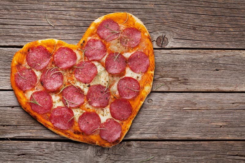 Pizza a forma di del cuore fotografia stock. Immagine di pizza - 107320254