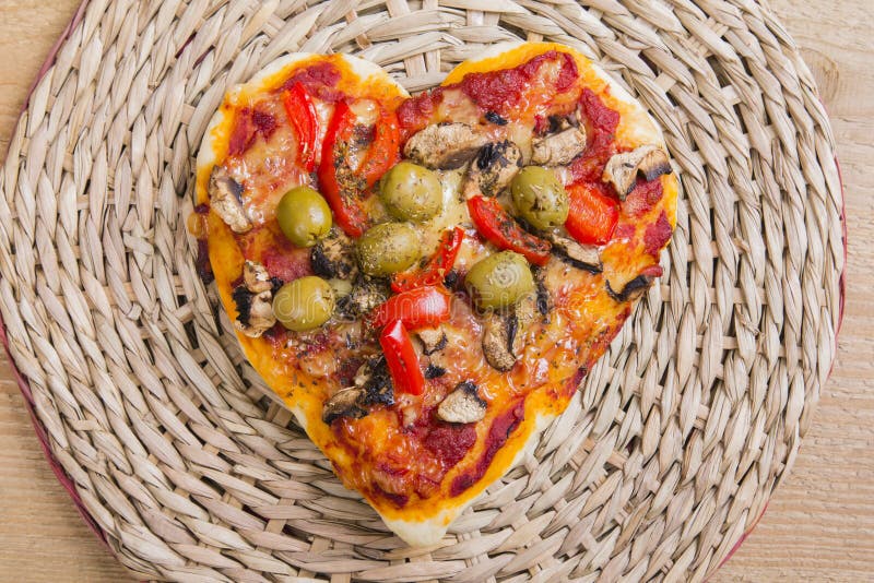 Pizza a forma di del cuore immagine stock. Immagine di pranzo - 37670981
