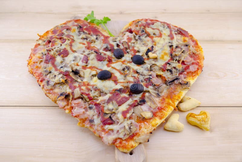 Pizza a Forma Di Del Cuore Su Legno Fotografia Stock - Immagine di ...