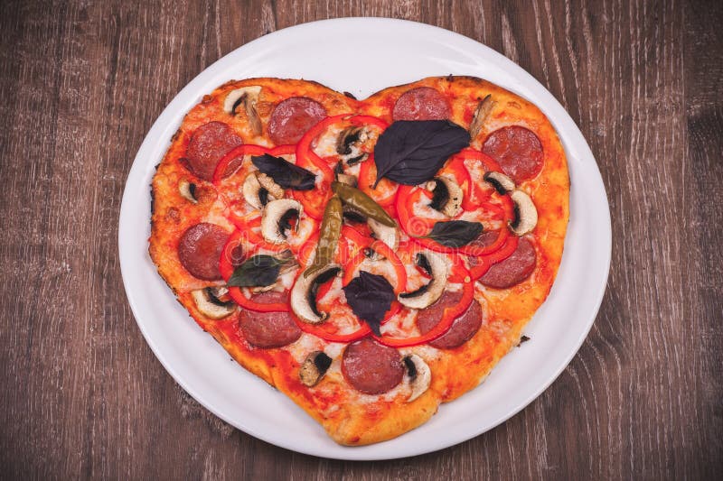 Pizza a Forma Di Cuore Su Un Piatto Bianco Immagine Stock - Immagine di ...