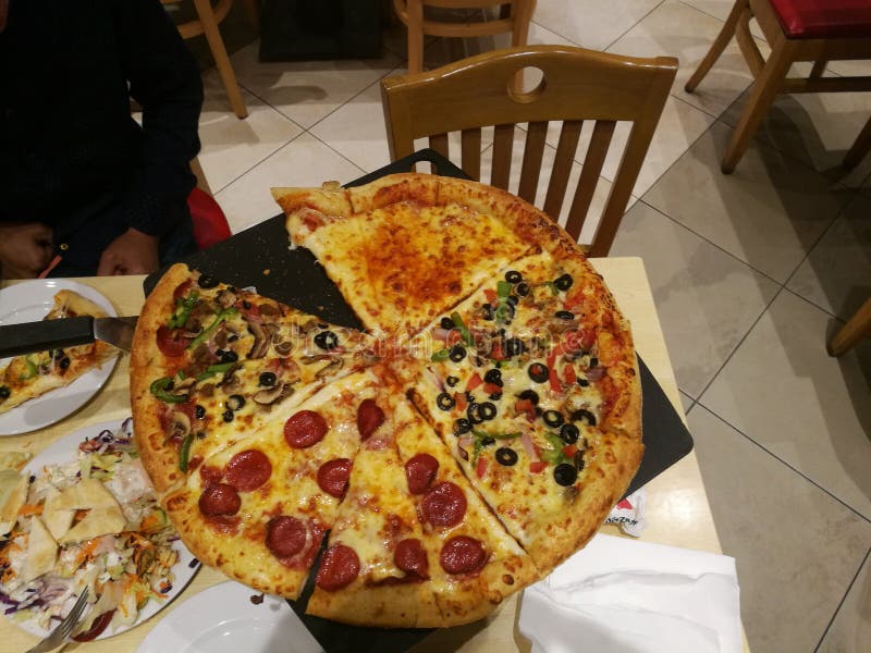 Pizza grande de Kuwait foto de archivo. Imagen de kuwait - 135936744