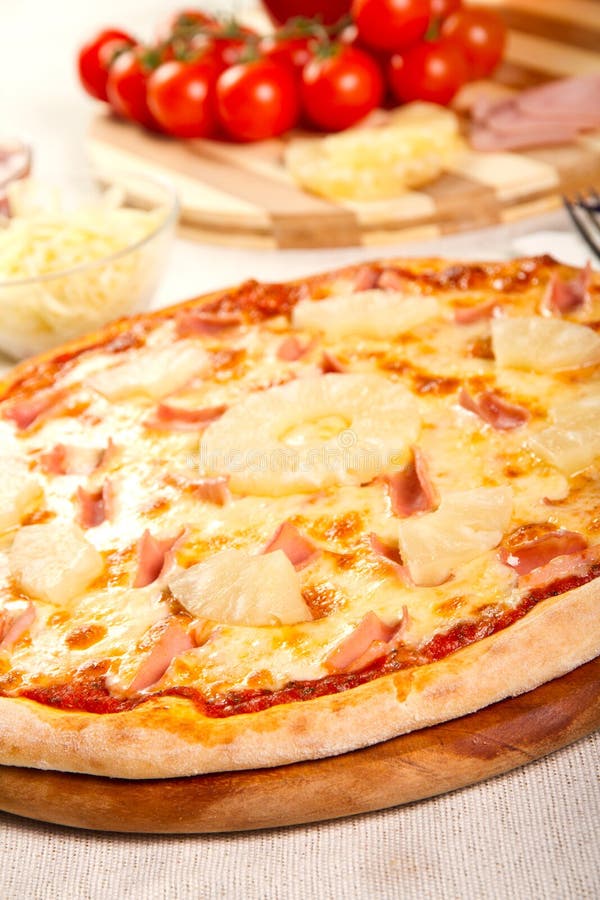 Pizza hawaiana imagen de archivo. Imagen de pasteles - 35248553