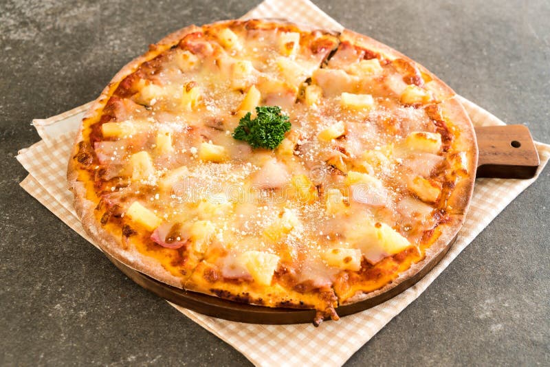Pizza hawaiana en la tabla foto de archivo. Imagen de hawaiano - 108768588