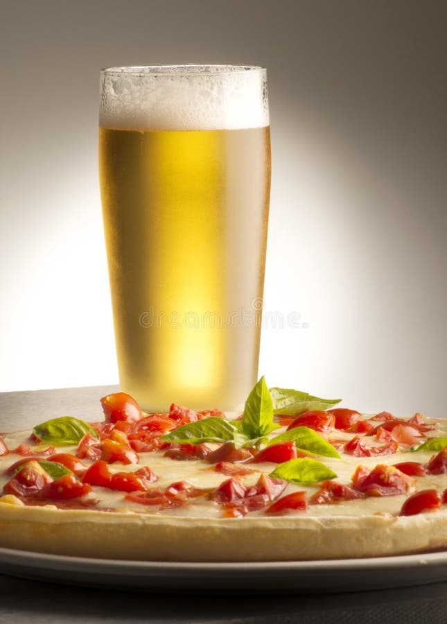Pizza i piwo zdjęcie stock. Obraz złożonej z restauracja - 35272406