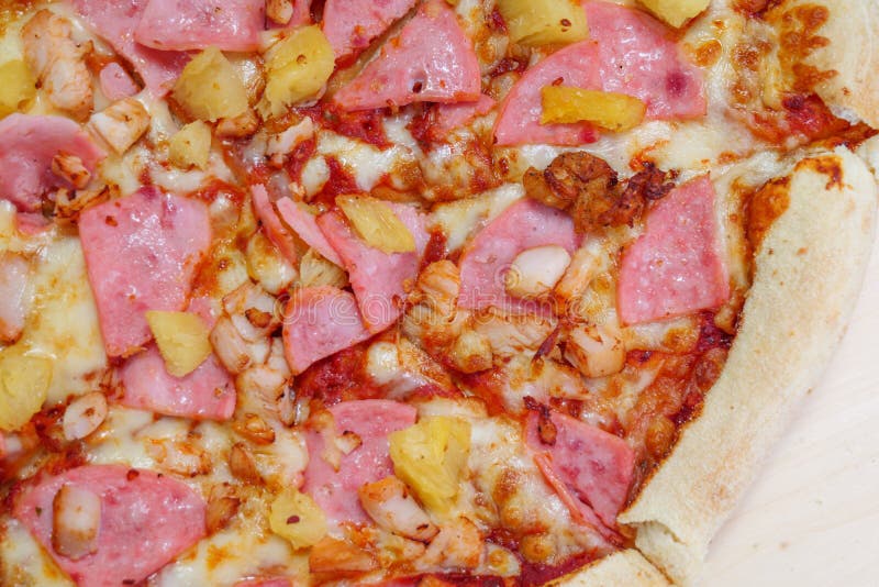 Pizza Italiana Com Vestimenta De Bacon Foto de Stock - Imagem de ...