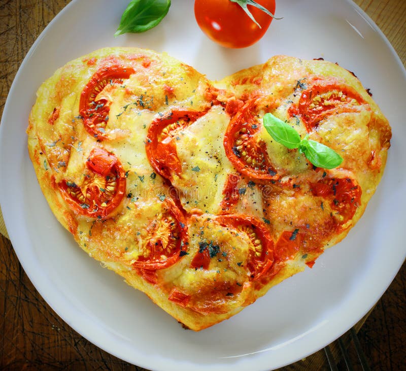 Pizza Italiana Romantica a Forma Di Cuore Fotografia Stock - Immagine ...