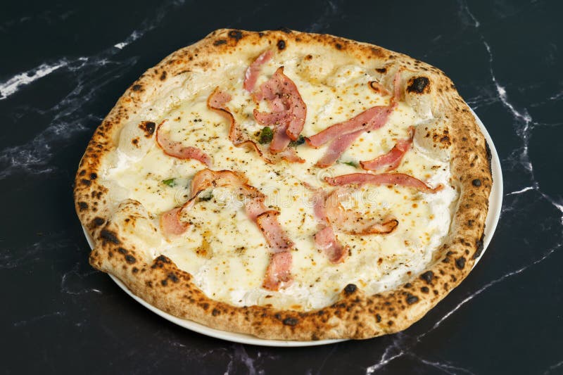 Pizza Italiana Original Con Queso Y Prosciutto Foto de archivo - Imagen ...