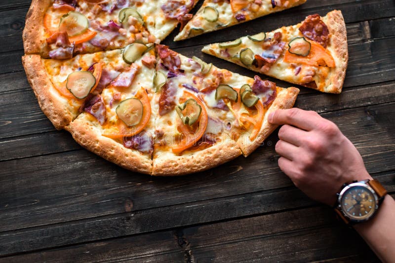 Pizza Italienne Sur La Table En Bois Image stock - Image du viande ...