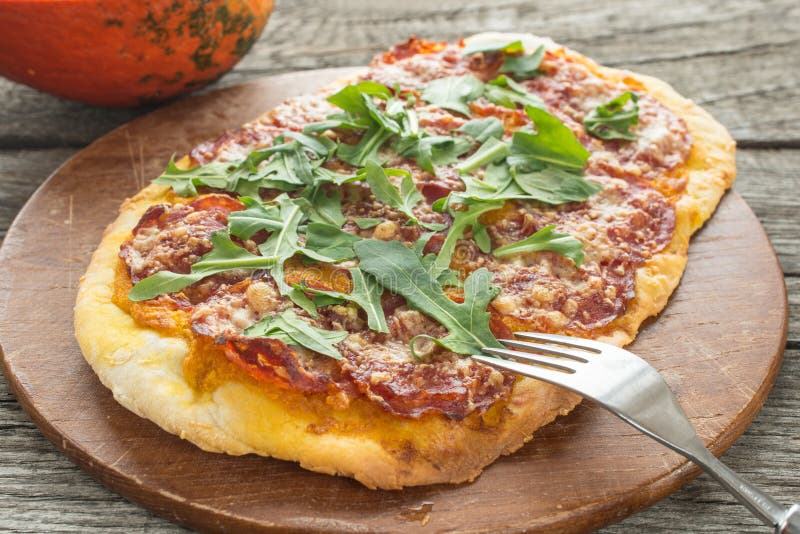 Pizza Med Pumpa- Och Gruyereost Arkivfoto - Bild av trä, lantligt: 63984150