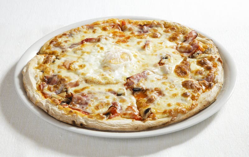 Pizza met ei stock foto. Image of vrucht, vers, voedsel - 30893910