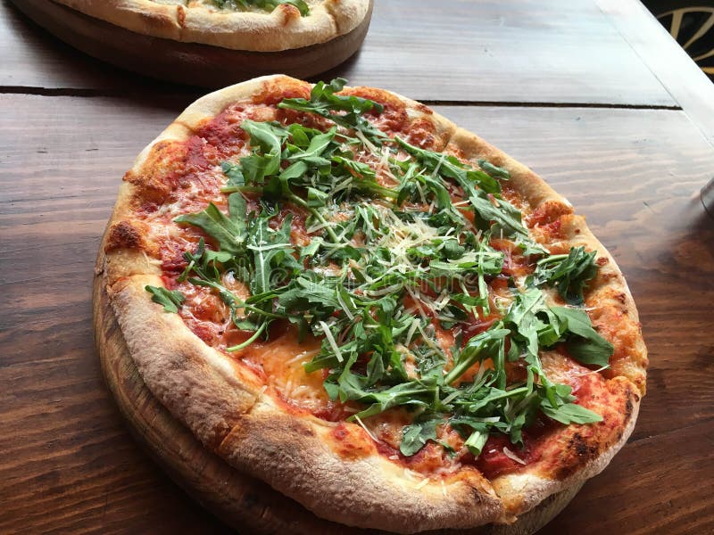 Pizza Mit Dicker Kruste In Holztisch Stockfoto - Bild von tomate, dick ...