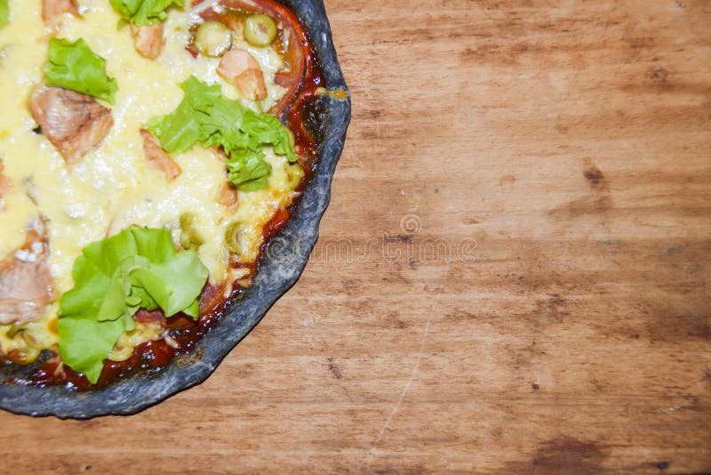 Pizza Negra De La Pasta Con Los Salmones Imagen de archivo - Imagen de ...