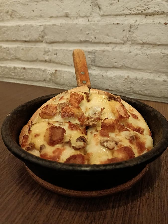 Pizza Panada Pessoal Com Cobertura De Frango Foto de Stock - Imagem de ...