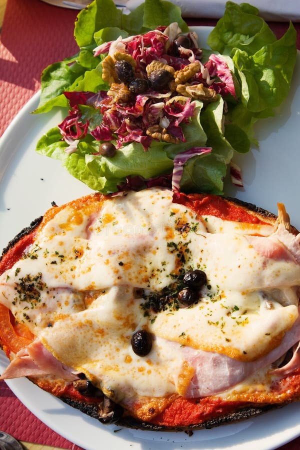 Pizza para la cena foto de archivo. Imagen de sabroso, atractivo - 512658