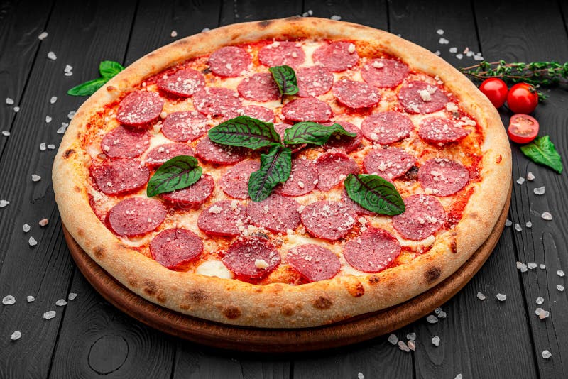 Pizza Pepperoni Italiana Com Salame Foto de Stock - Imagem de presunto ...
