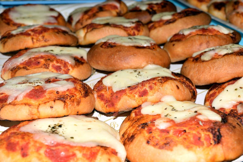 Pizzas pequenas (pizzette) imagem de stock. Imagem de fritado - 15828089