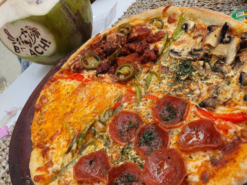 Pizza Playa Y Coco Para Disfrutar De Los Amigos Foto de archivo ...