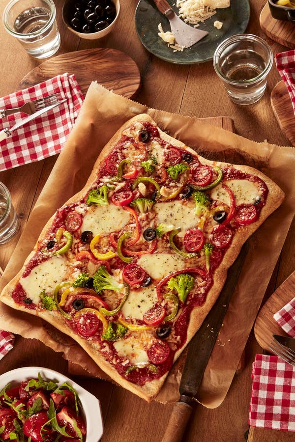 Pizza Rectangular Con Las Rebanadas De La Mozzarella En El Top Foto de ...