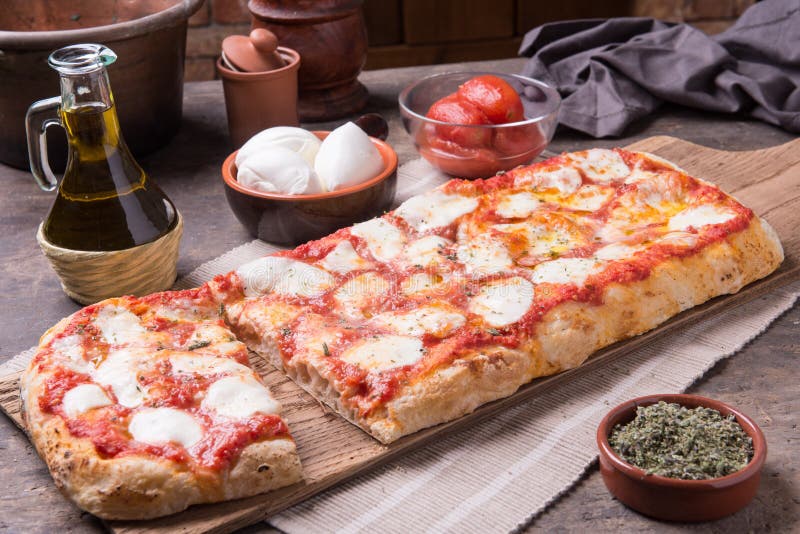 Pizza del romana de Pala foto de archivo. Imagen de rectangular - 84160734