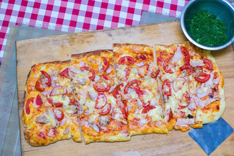 Pizza Rectangular Grande Con La Carne Foto de archivo - Imagen de ...