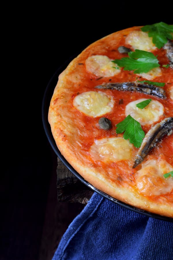 Pizza Redonda Con Anchoas, Alcaparras, Mozzarella Y Salsa De Tomate ...