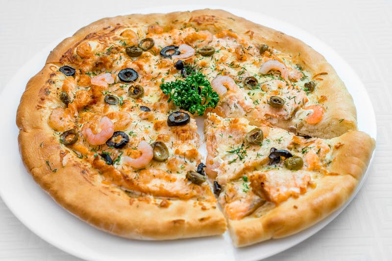 Pizza Redonda En Una Placa Blanca Foto de archivo - Imagen de cocina ...