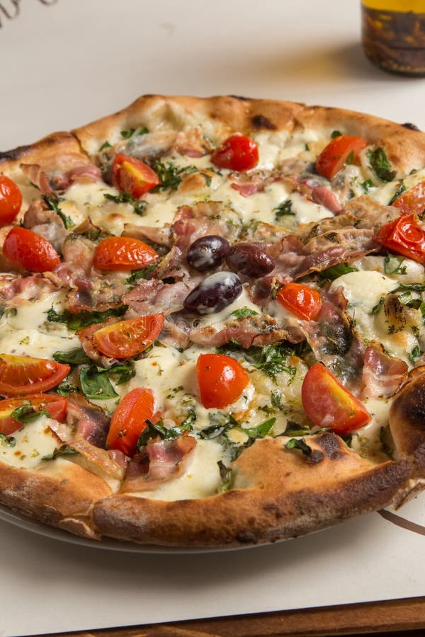 Pizza rustica immagine stock. Immagine di fresco, foglio - 85786345