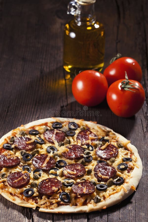 Pizza sabrosa del salami imagen de archivo. Imagen de corte - 29478895