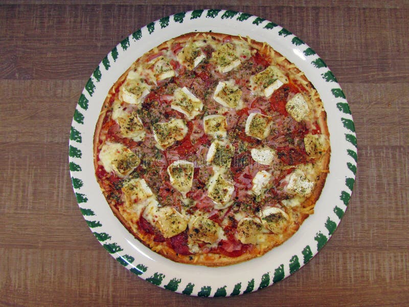 Pizza Sabrosa Fresca En La Placa Adornada Imagen de archivo - Imagen de ...