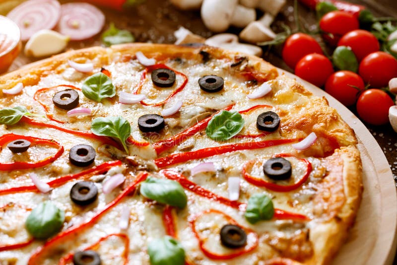 Pizza Sabrosa Tradicional En La Tabla De Madera Imagen de archivo ...